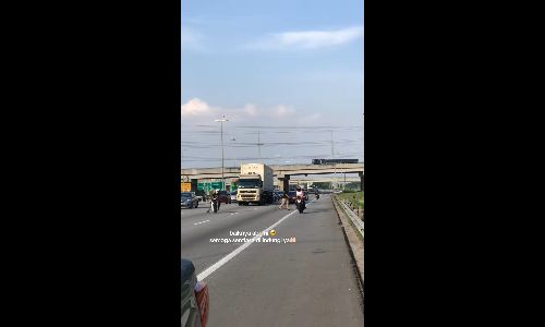 Man praised for clearing metal debris from busy Kesas Highway - ros_hidayah