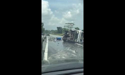 Truck accident on Second Link Expressway, Johor leaves live fish ...