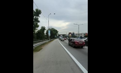 Traffic police assist father and child after motorcycle runs out of ...