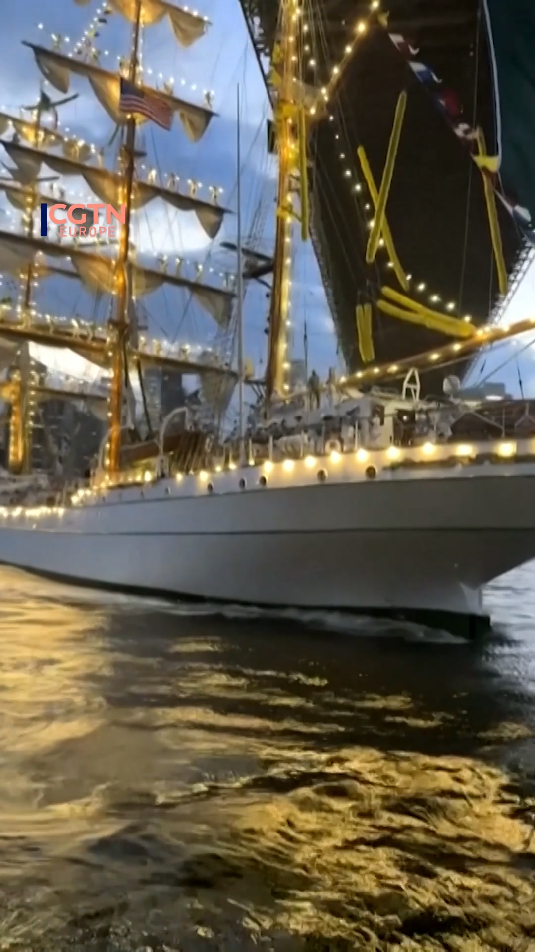 The moment Mexican Navy ship crashes into Brooklyn Bridge