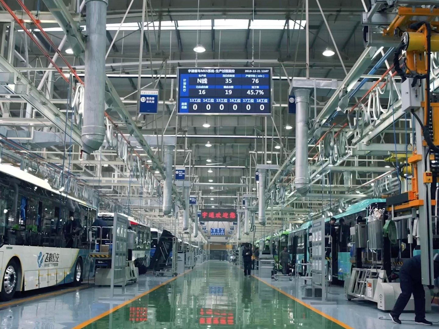 GLOBALink | SCO guests tour in the world's biggest bus maker in Zhengzhou