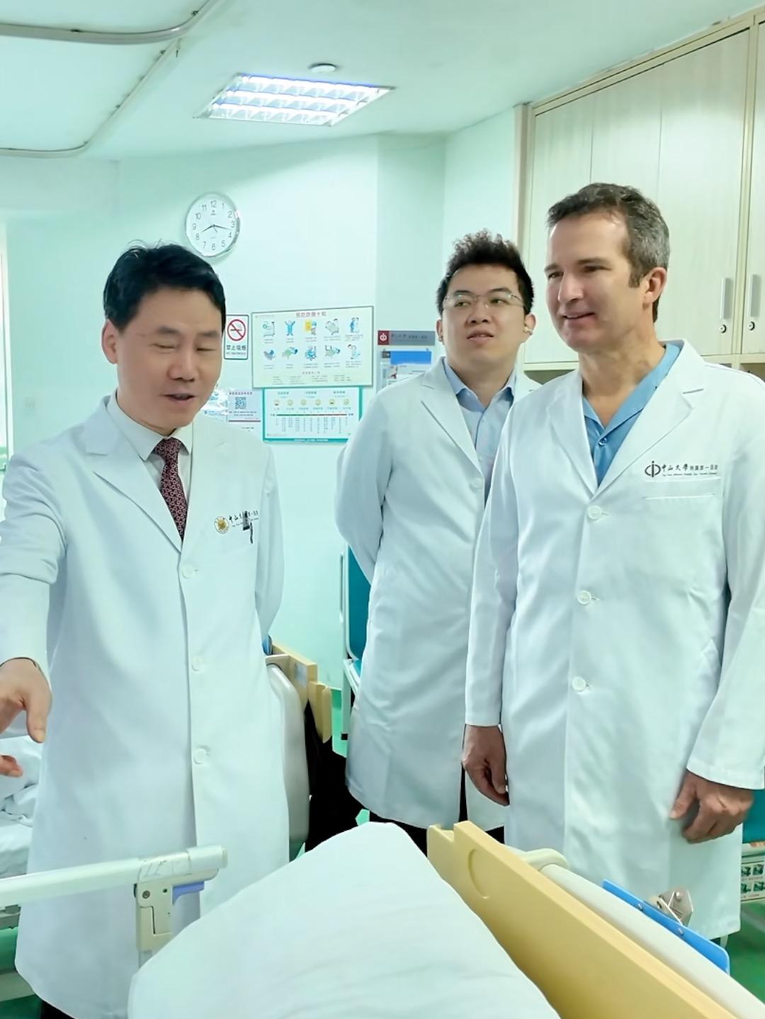 French surgeons visit China for robotic surgery observation