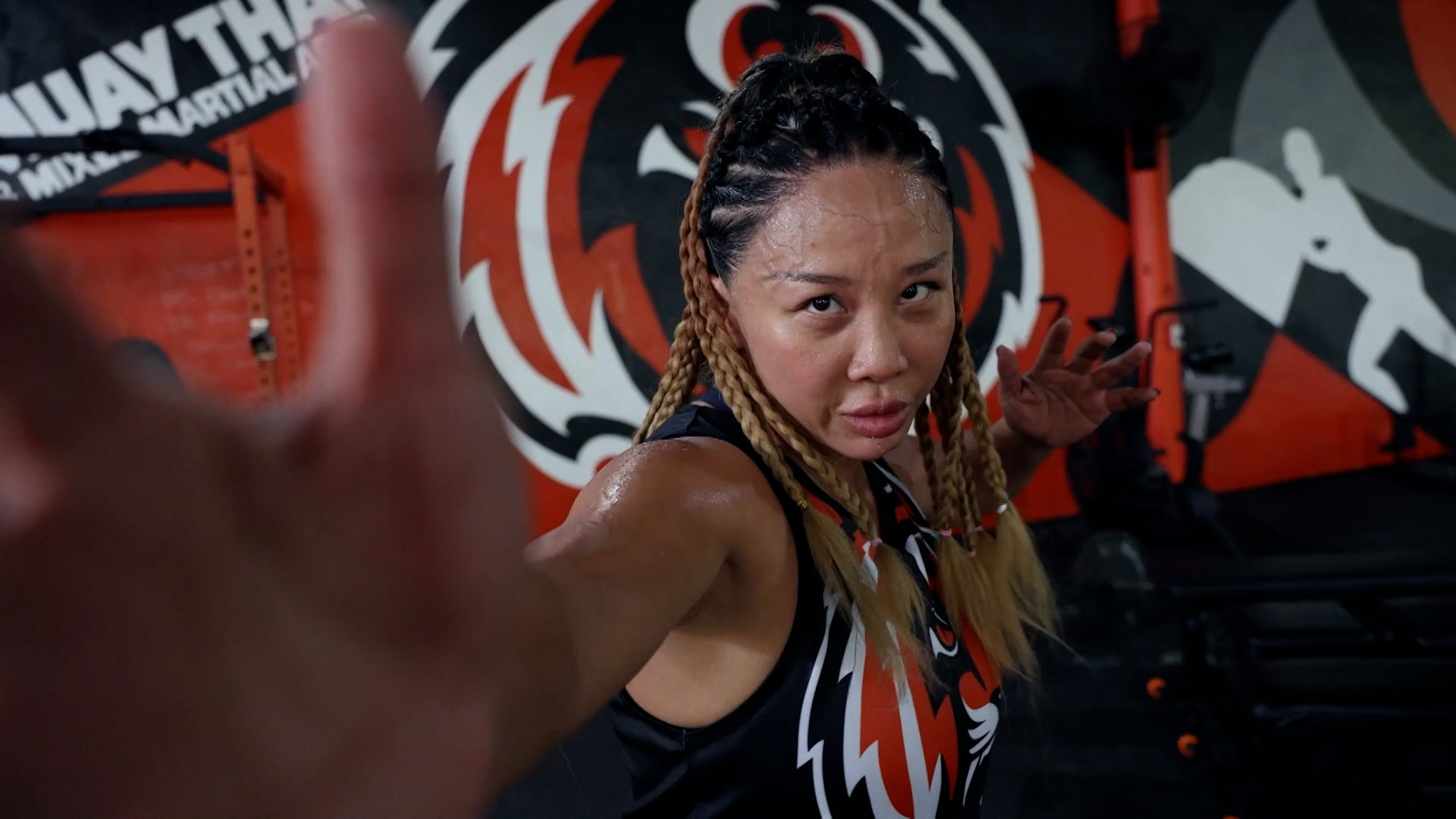 China’s Artist-Turned-MMA Star Tries Her Hand at Slapping