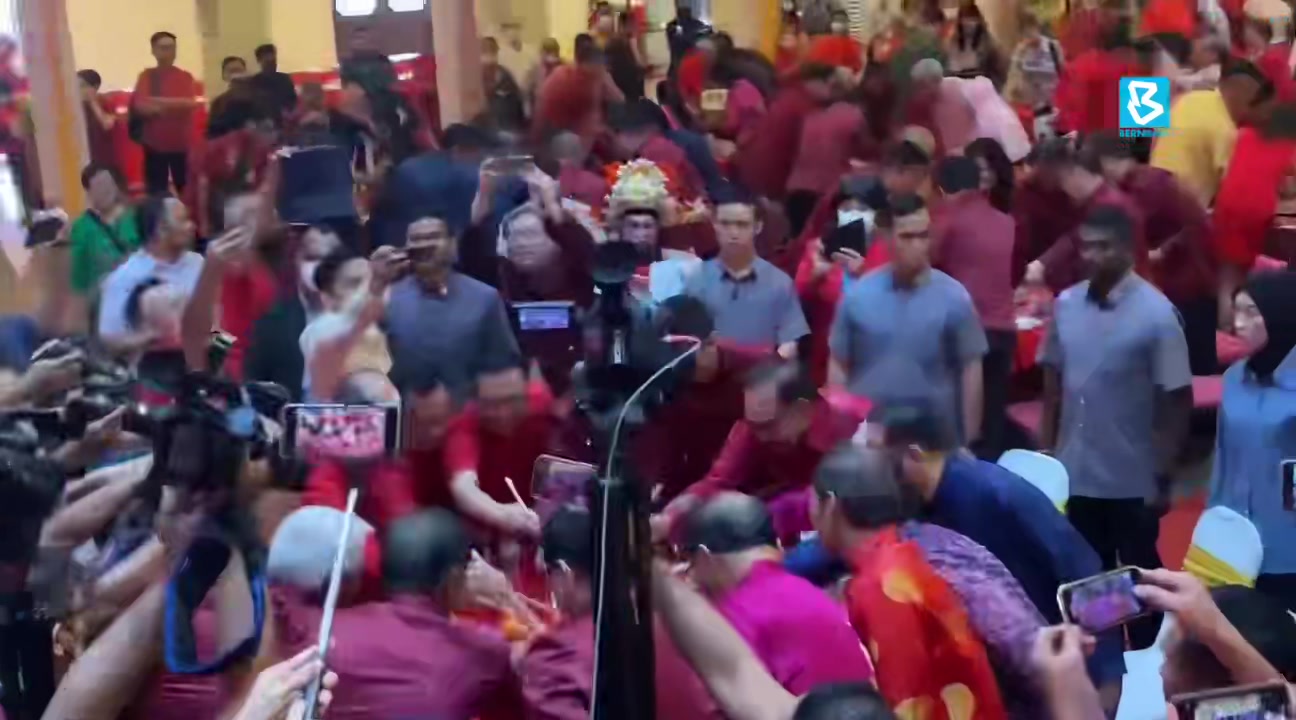 Perdana Menteri, Datuk Seri Anwar Ibrahim menggaul Yee Sang dalam ...