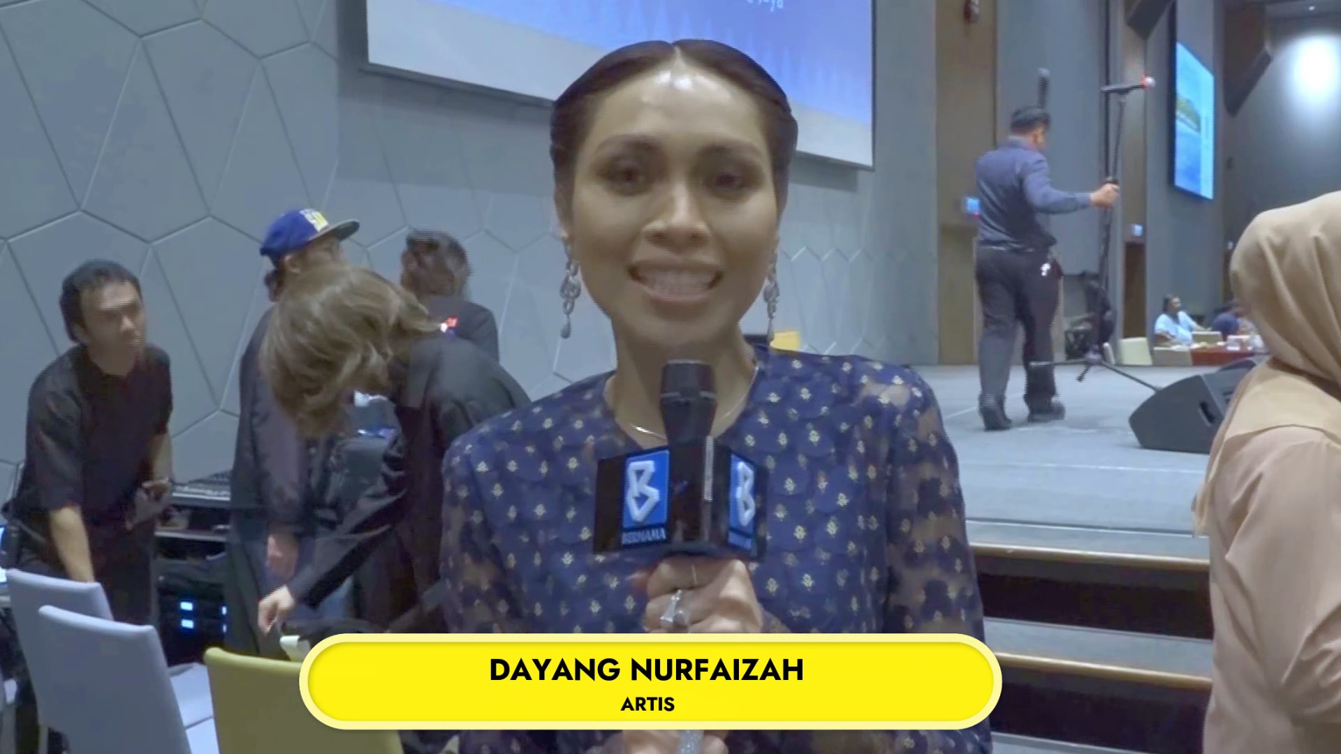 Ucapan raya oleh Dayang Nurfaizah