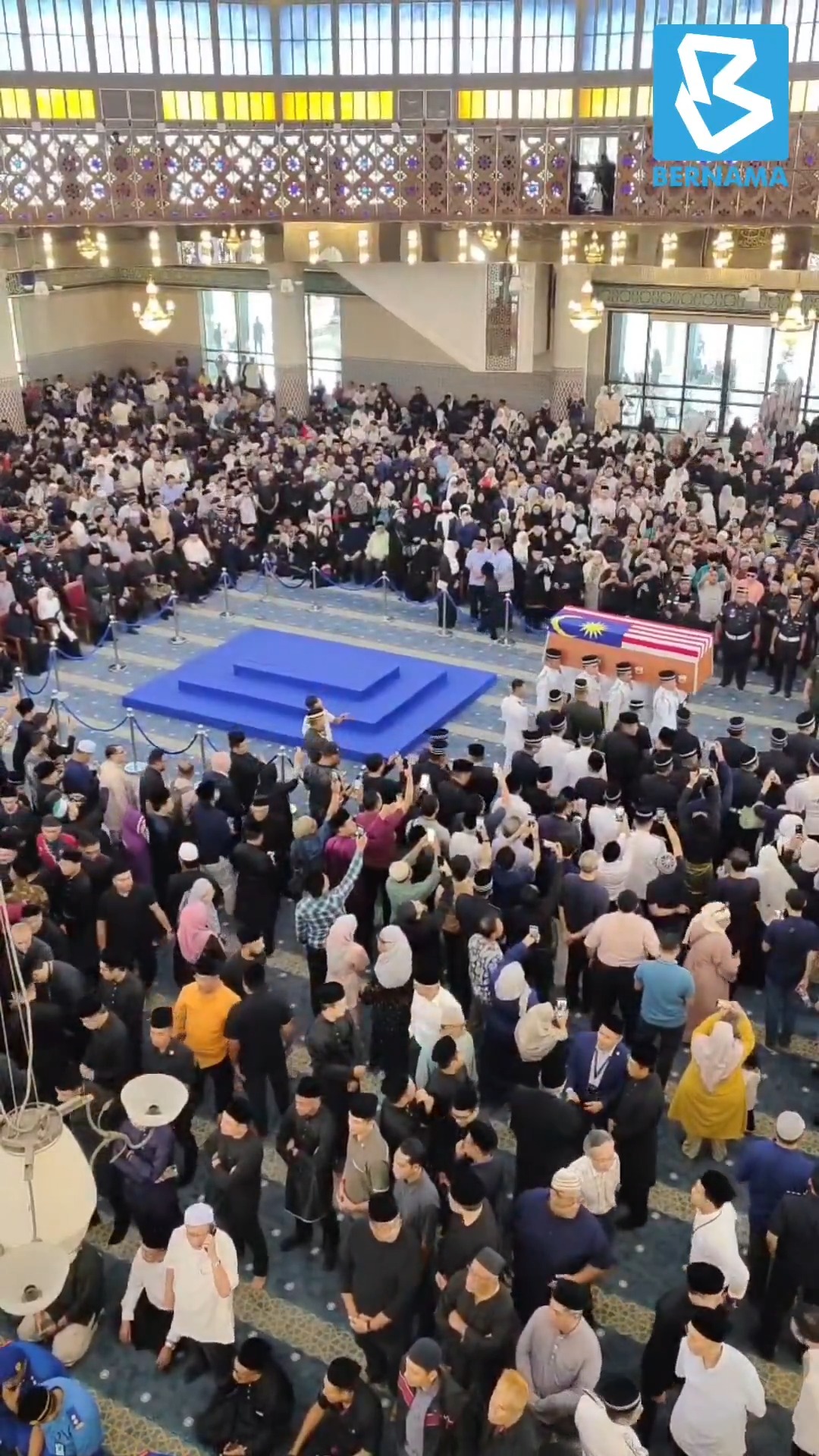 Jenazah Tun Abdullah Ahmad Badawi diusung keluar dari Masjid Negara untuk dibawa ke Makam ...