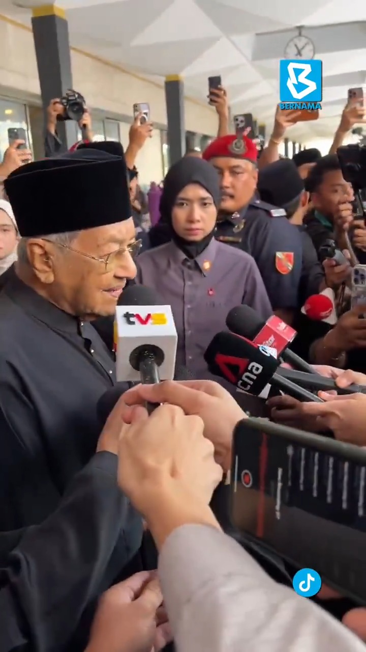 Reaksi bekas Perdana Menteri Tun Dr Mahathir Mohamad terhadap pemergian Tun Abdullah Ahmad ...
