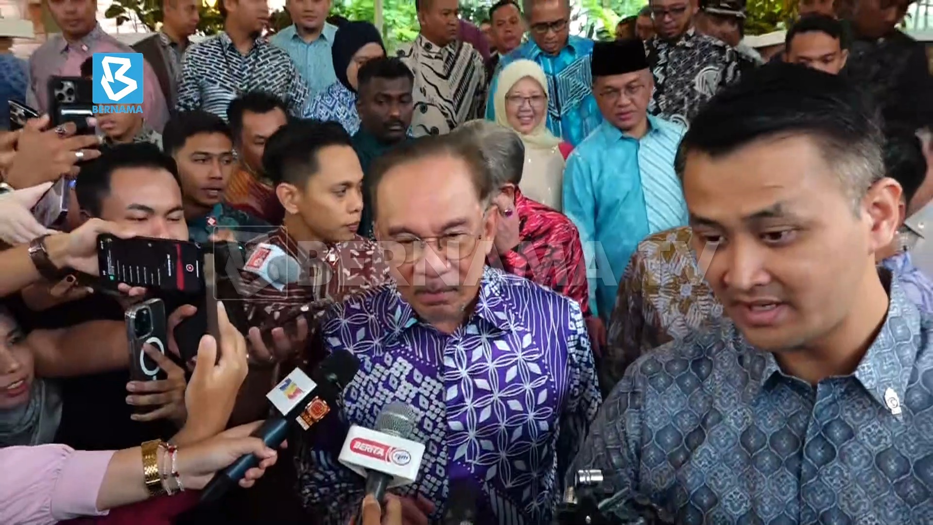 Sidang media (doorstop) Perdana Menteri Datuk Seri Anwar Ibrahim ...