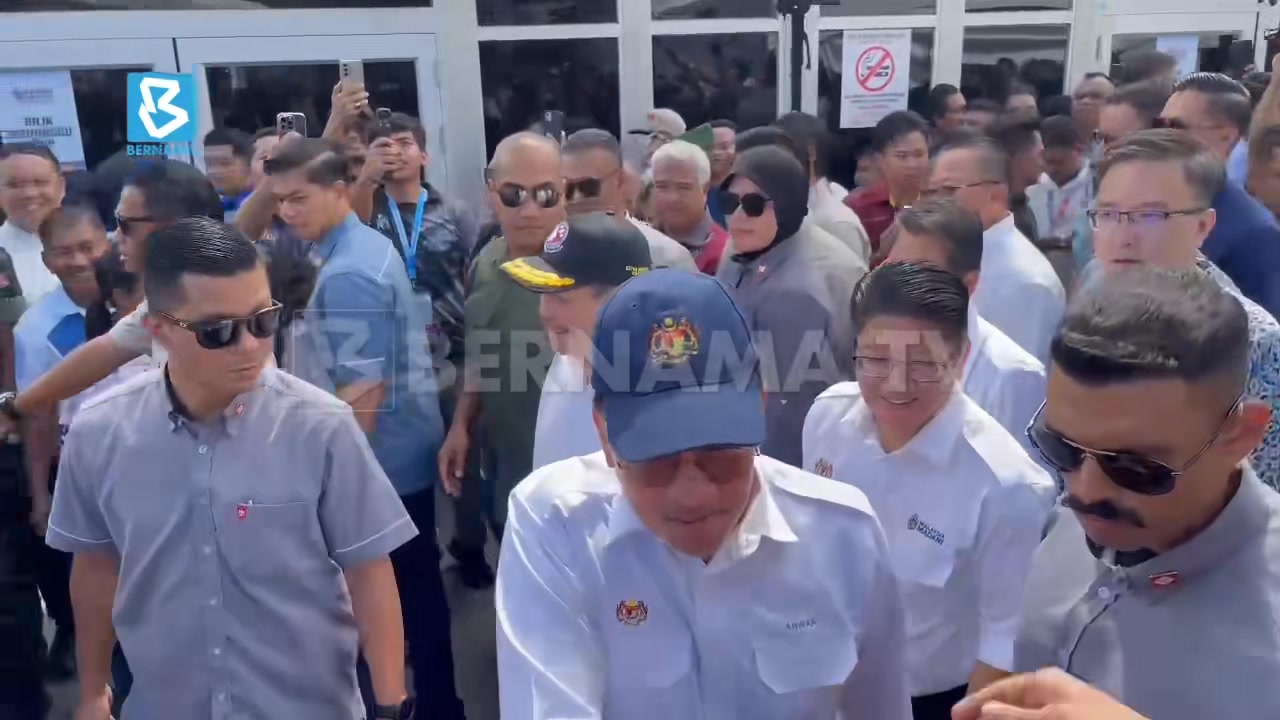 Perdana Menteri, Datuk Seri Anwar Ibrahim tiba di perkarangan Majlis ...