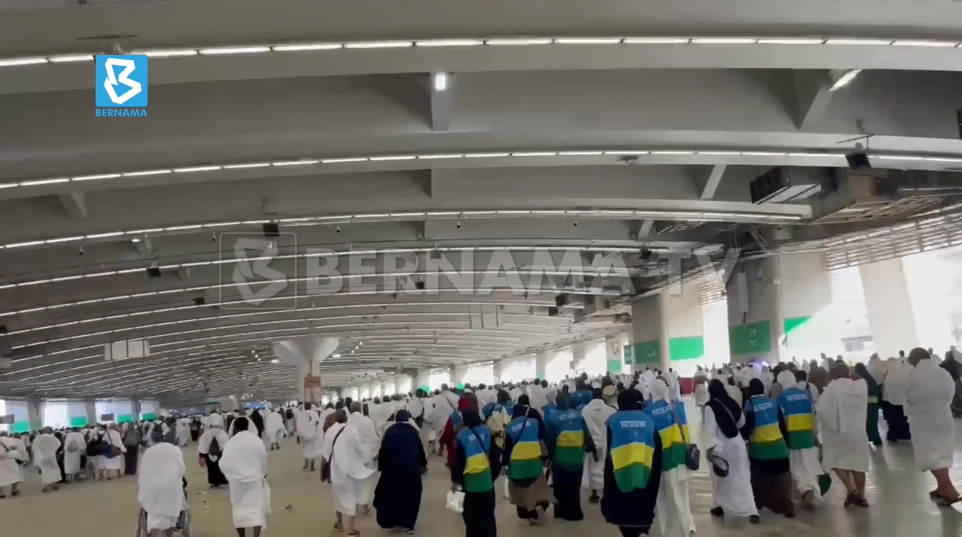 Jemaah Haji kini memulakan ibadat melontar yang merupakan syarat wajib ...