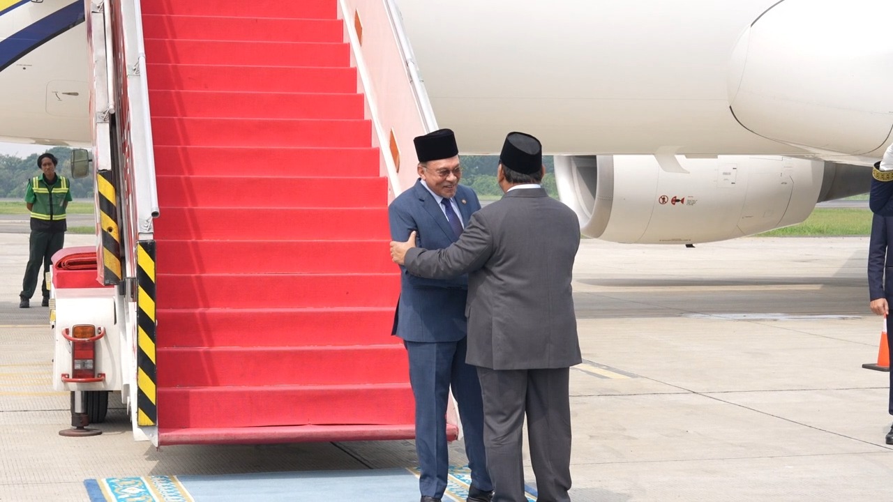 Perdana Menteri Datuk Seri Anwar Ibrahim tiba di Jakarta untuk lawatan ...