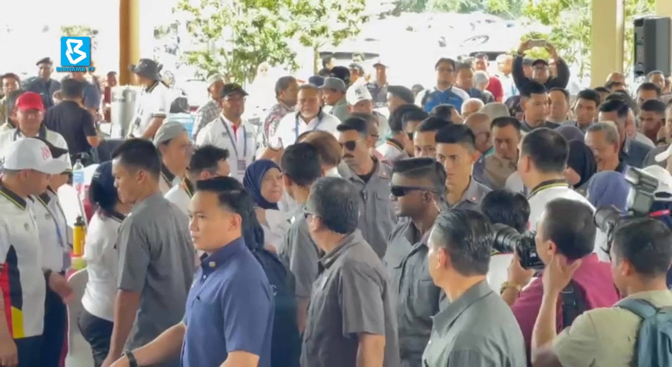Perdana Menteri Datuk Seri Anwar Ibrahim dan isteri, Datuk Seri Dr Wan ...