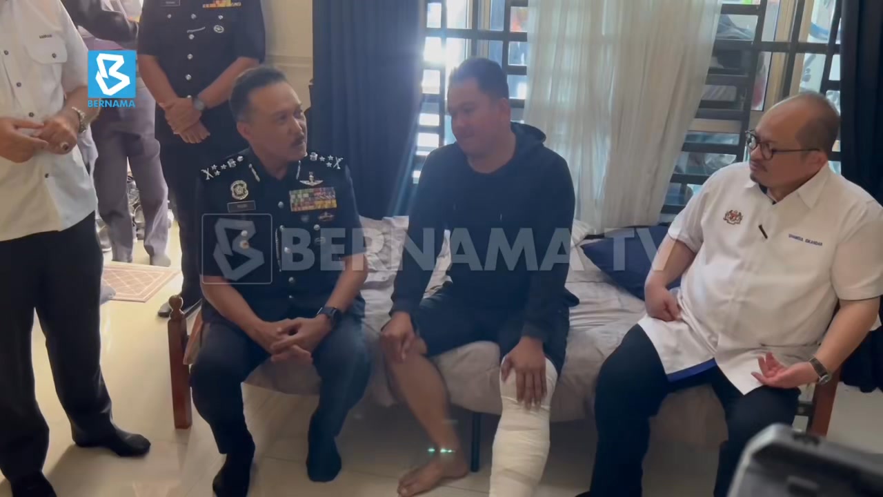 Pengarah JSPT Bukit Aman Datuk Seri Mohd Yusri Hassan Basri mengadakan ...
