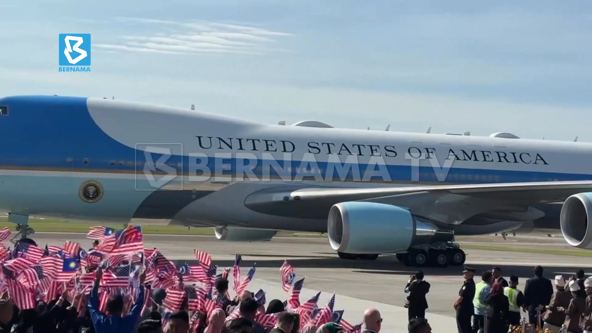Pesawat Air Force One yang membawa Presiden US Donald Trump mendarat di ...