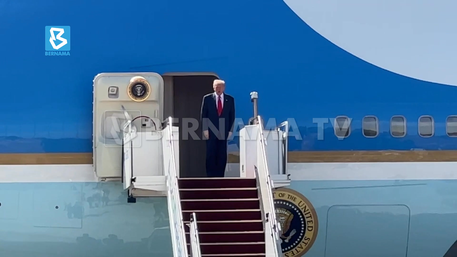 Presiden US Donald Trump melambai tangan sebaik keluar dari pintu ...
