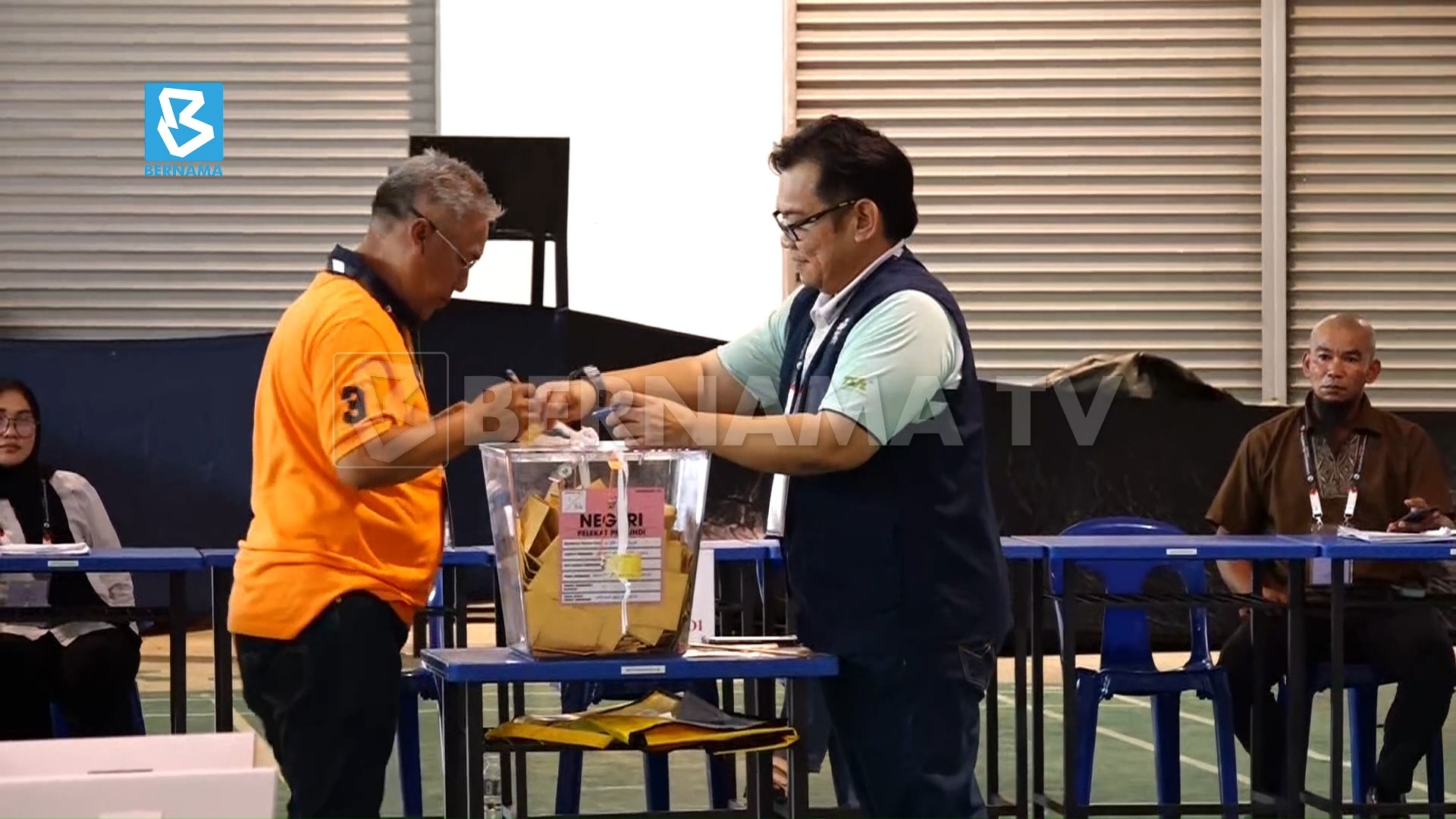Pusat mengundi pengundian awal ditutup tepat jam 5 petang di Blok ...