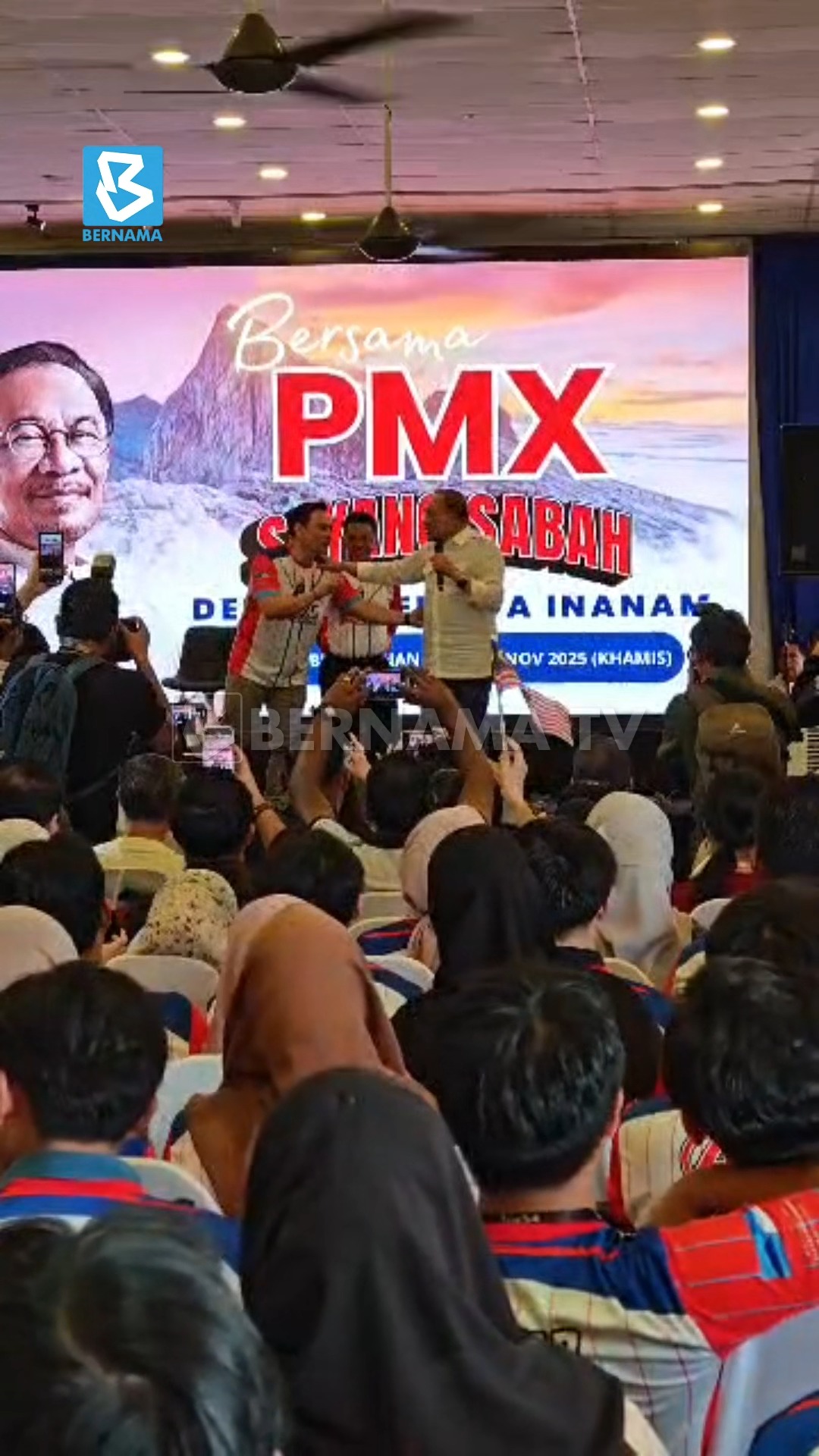 Perdana Menteri Datuk Seri Anwar Ibrahim meluangkan masa menyantuni ...