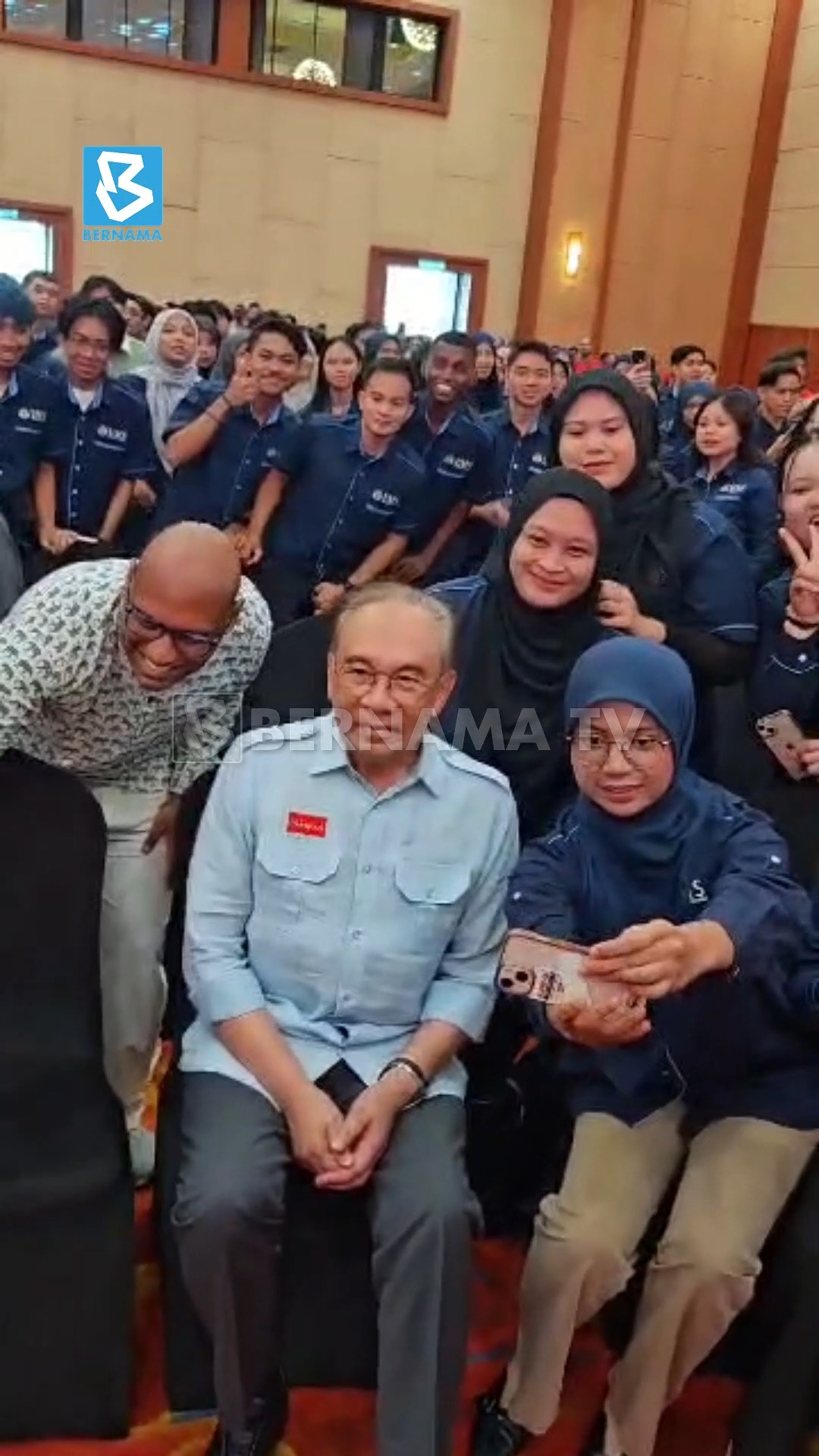 Perdana Menteri Datuk Seri Anwar Ibrahim beramah mesra bersama anak ...