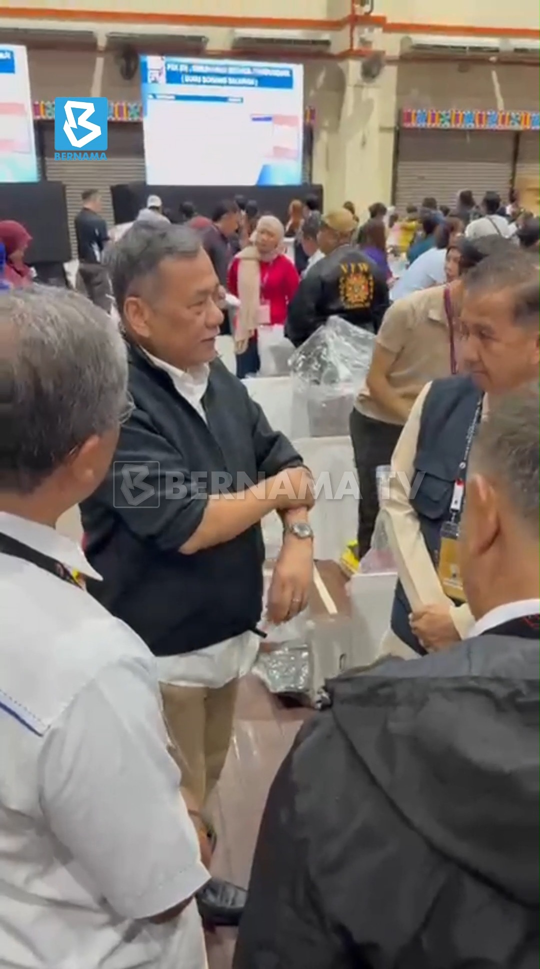 Pengerusi SPR Datuk Seri Ramlan Harun meninjau persiapan pada semakan ...
