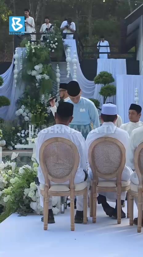 Perarakan masuk Usahawan Ezwan Zain, 44 diiringi anak gadisnya Dania ...