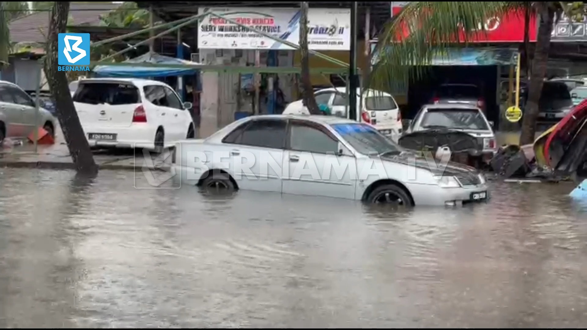 Hujan lebat sejak awal pagi tadi menyebabkan beberapa kawasan sekitar ...