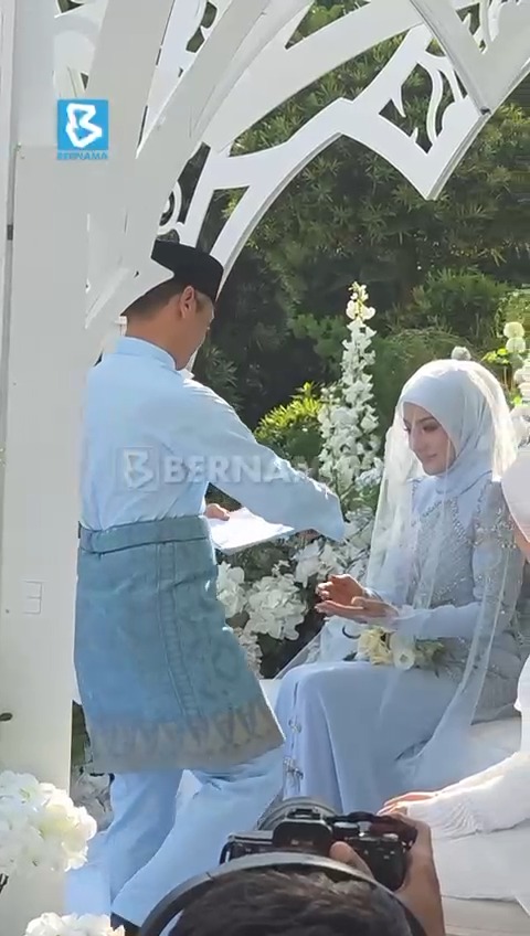 Bersaksikan lebih 400 orang tetamu, dengan sekali lafaz aktres ...