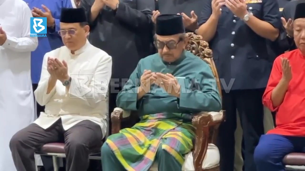 Yang Dipertua Negeri Sabah Tun Musa Aman hadir bagi memberi ...