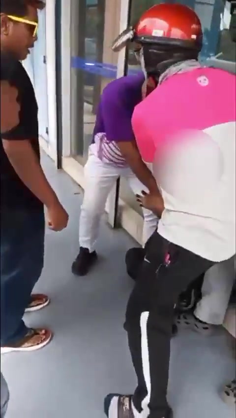 📍 A group of food delivery riders in Melaka successfully caught a serial snatch thief suspect ...