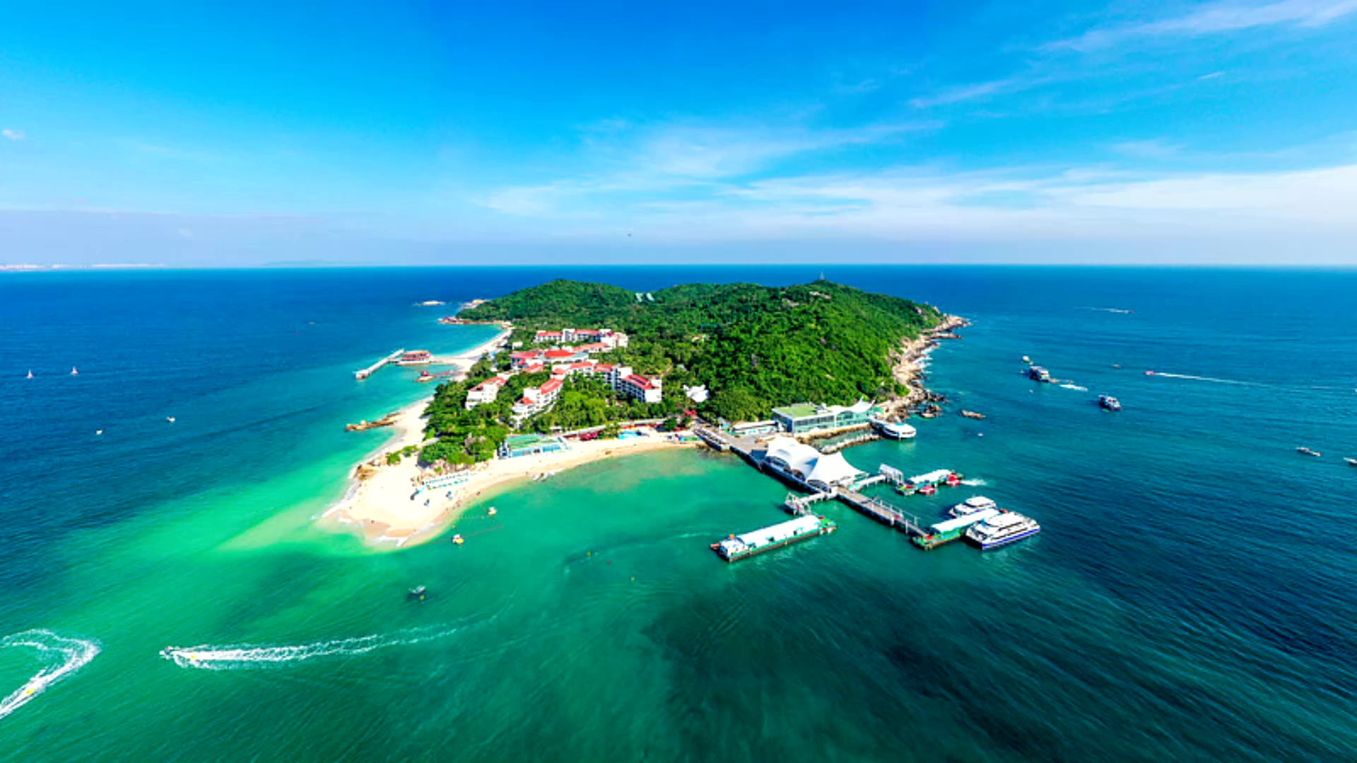 Live: Underwater views of the Marine Ranch in Sanya Wuzhizhou Island ...