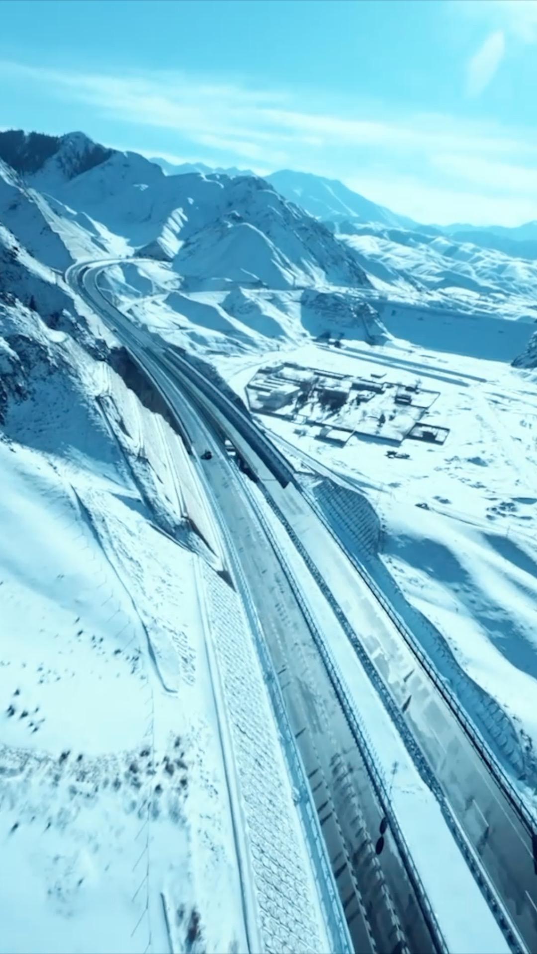 FPV drone tour of newly-opened Urumqi-Yuli Expressway in Xinjiang, China
