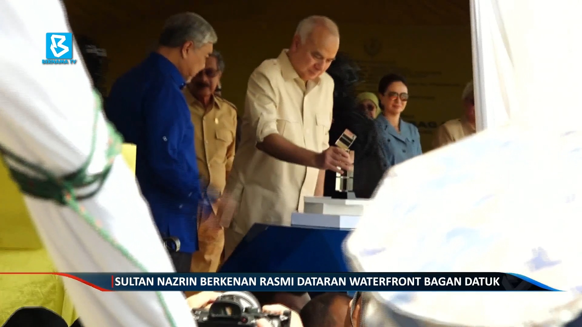 Sultan Nazrin berkenan rasmi Dataran Waterfront Bagan Datuk